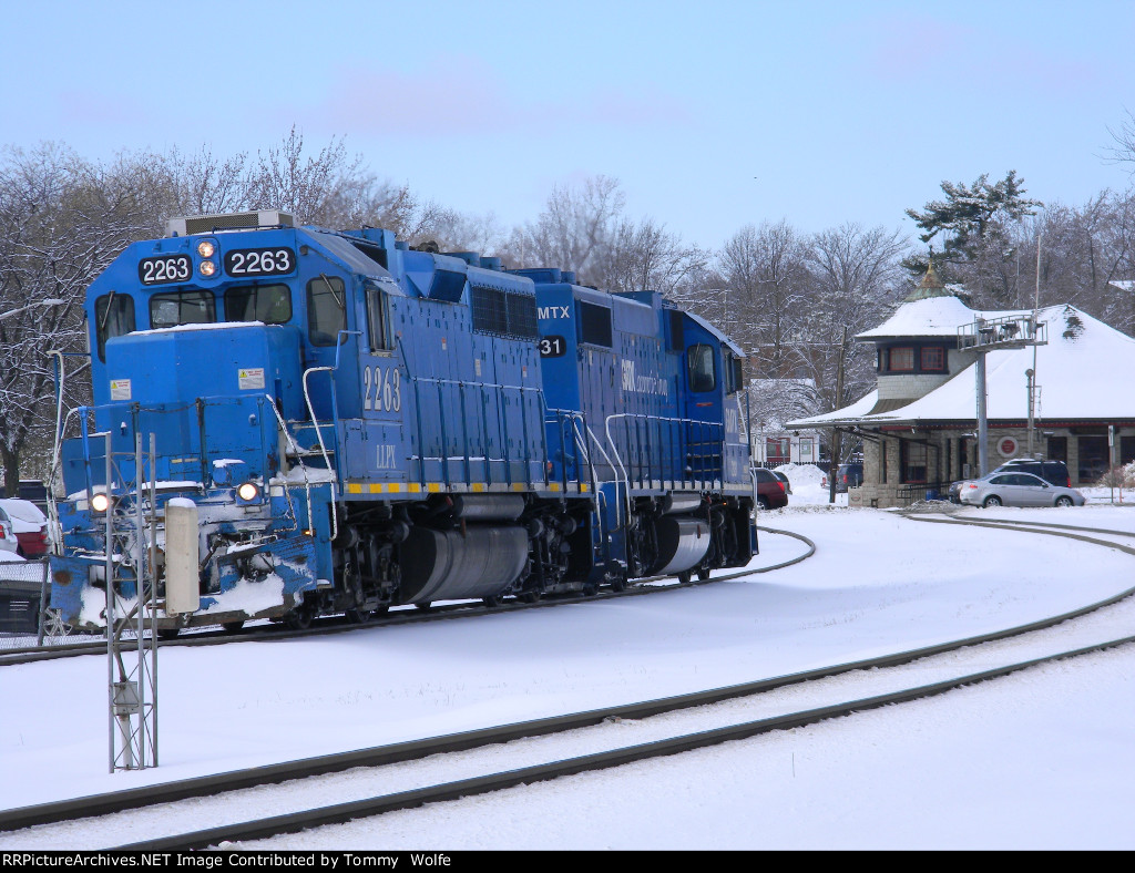 LLPX 2263 and GMTX 2131 Wait for a Signal to continue East